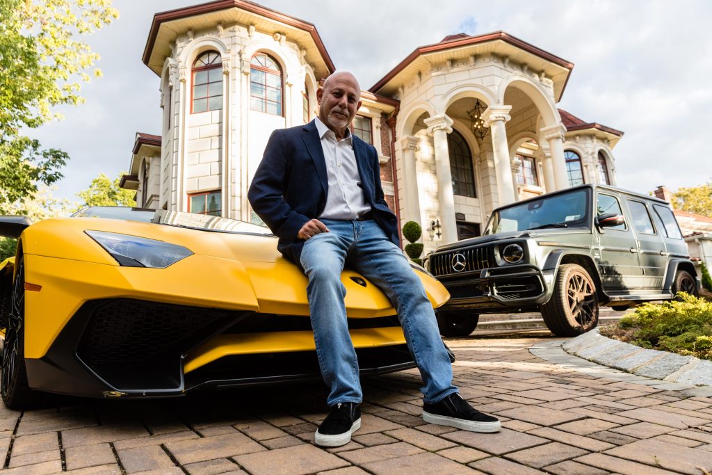 Ông trùm Evan Wexler khỏa thân bắn súng cảnh cáo những tên trộm xe hơi ...